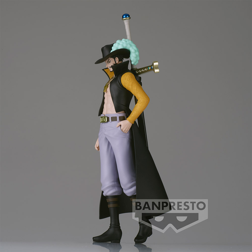 One Piece - The Shukko Dracule Mihawk Figure - Toys and Collectibles ...